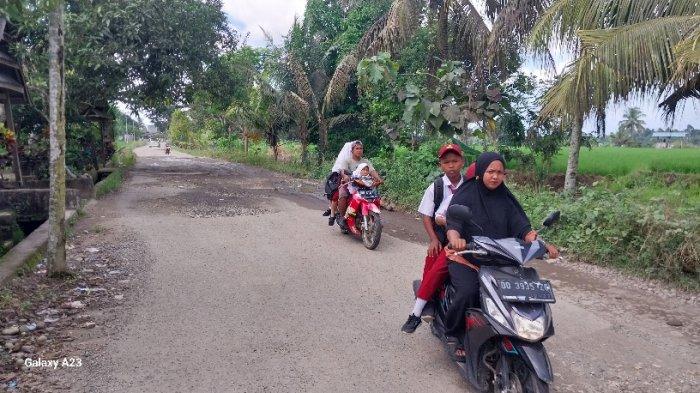 Sudah Bertahun Jalan Poros Desa Anrang-Bulolohe Bulukumba Rusak Parah, Mana Pemerintah? - Tribun ...