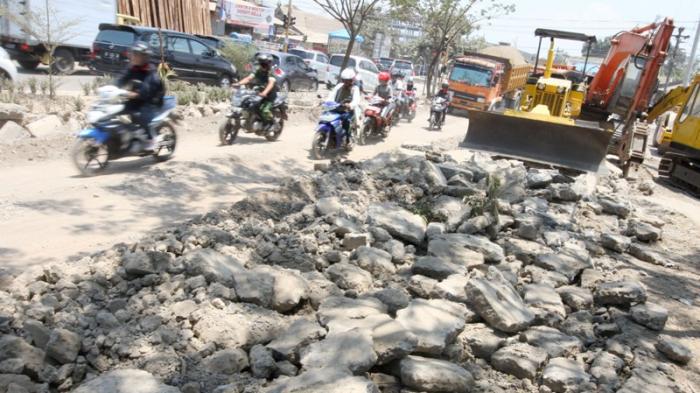 FOTO: Pengerjaan Jalan di Bundaran Samata Bikin Macet - Tribun-timur.com