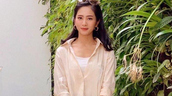 Siapa Orang ini? Berani DM Sebut Artis Bunga Zainal Mirip Bintang Film B*k*p Korea - Tribun ...