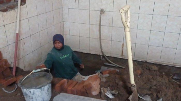 Niat Mulia Isura, Tak Malu Jadi Kuli Bangunan Meski Perempuan - Tribun ...