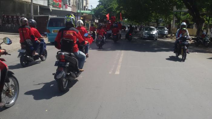 Sejumlah Buruh Konvoi, Pakai Baju Merah 'GSBM' - Tribun-timur.com Sejumlah Buruh Konvoi, Pakai Baju Merah 'GSBM' - Tribun-timur.com