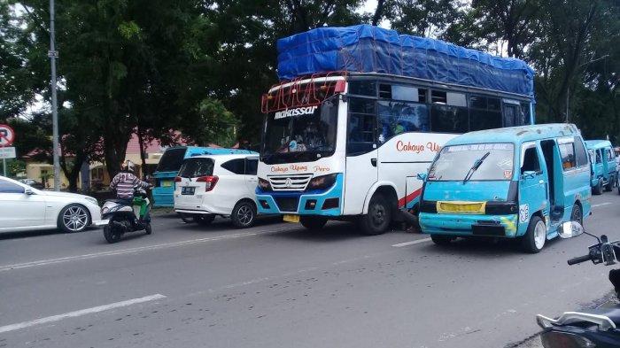 TRAFFIC UPDATE : Bus Mogok Depan Mapolda Sulsel, Arus Lalu Lintas Alami Kepadatan - Tribun-timur.com