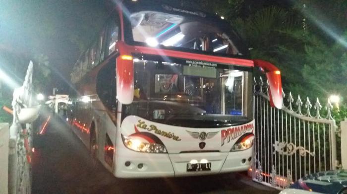 Bus Seharga Rp 3 M Antar Ibunda Presiden Jokowi ke Toraja - Tribun ...