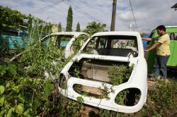 Chasis Mobil Moko Diselimuti Semak Belukar - Tribun-timur.com