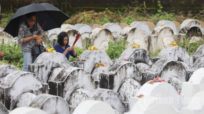 FOTO: Warga Tionghoa Gelar Ritual Cheng Beng di Pemakaman Teratai Indah ...