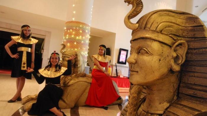 FOTO: Karyawan Aryaduta Makassar Pakai Kostum Ala Mesir Kuno - Tribun ...