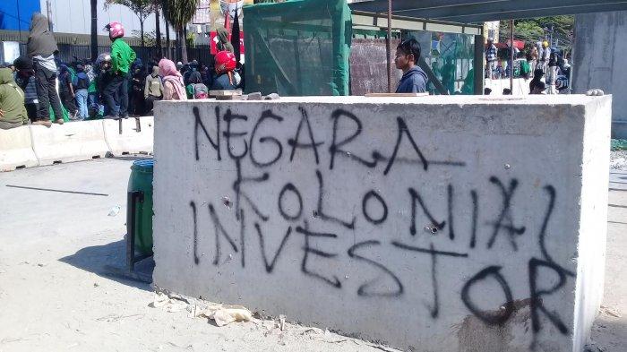 Tolak RUU, Mahasiswa Coret-coret Dinding Tembok Sekitar Kantor DPRD ...