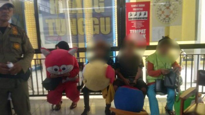 Satpol PP Bone Tertibkan 8 Pengamen Berkostum Badut - Tribun-timur.com