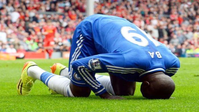 Striker Chelsea Demba Ba Bangun Masjid di Senegal - Tribun-timur.com