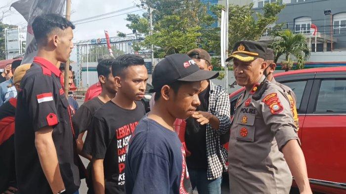 Demo Tolak Kenaikan BBM di Jl Alauddin Makassar, Mahasiswa OPM dan Polisi Saling Dorong - Tribun ...