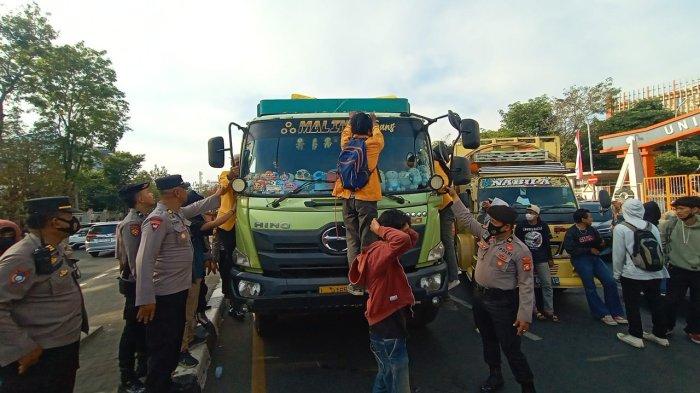 Demo Mahasiswa, Jl AP Petta Rani - Sultan Alauddin Makassar Ditutup dan Macet Total - Tribun ...