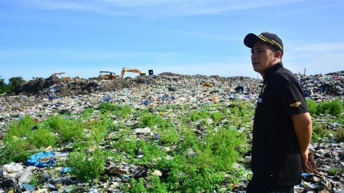 FOTO: Usai Kerja Bakti, Deng Ical Tinjau Sampah di TPA Antang - Tribun ...