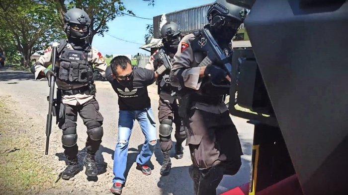 FOTO: Gegana Brimob Polda Sulsel Latihan Penanganan Penyerangan OTK ...