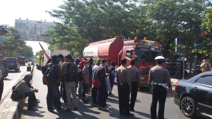 Jangan Lewat Jl Sultan Alauddin, Macet Ada Demo depan UIN - Tribun-timur.com