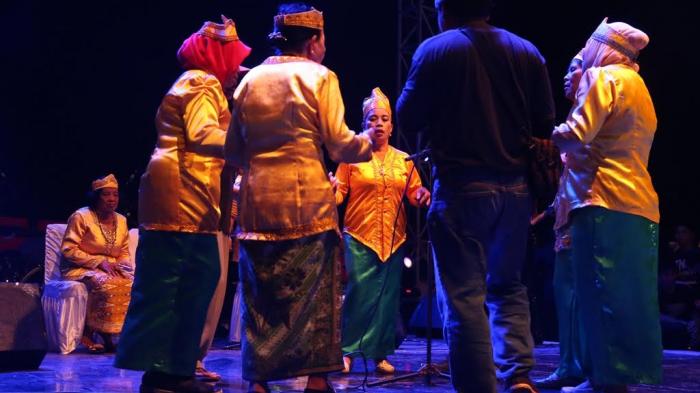 FOTO: Tarian Tradisional di Desa Matano - Tribun-timur.com