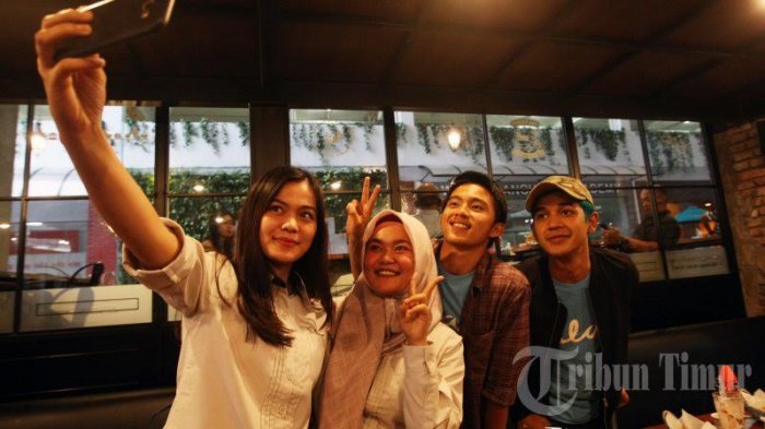 Cast Film Dilan 1990, Debo & Gusti Raihan Hadir di MaRI - Tribun-timur.com