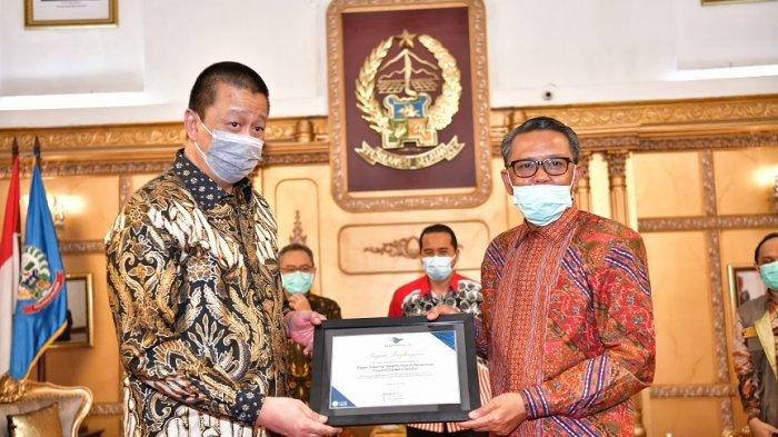 FOTO: Dirut Garuda Beri Penghargaan kepada Gubernur Sulsel - Tribun ...