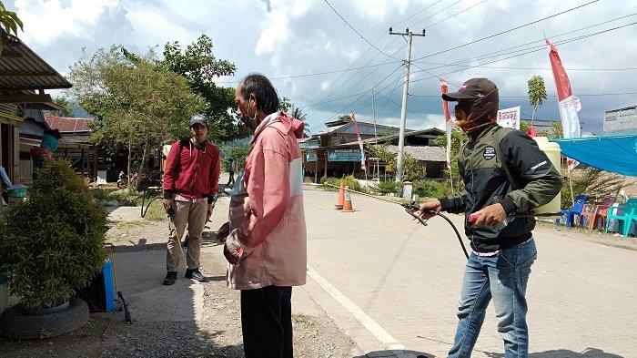 Basmi Virus Corona, Petugas Pencegahan di Tabulahan Mamasa Gunakan Jas ...