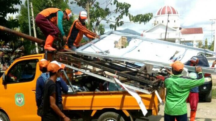 DLH Palopo Tertibkan Spanduk Jelang Penilaian Adipura - Tribun-timur.com