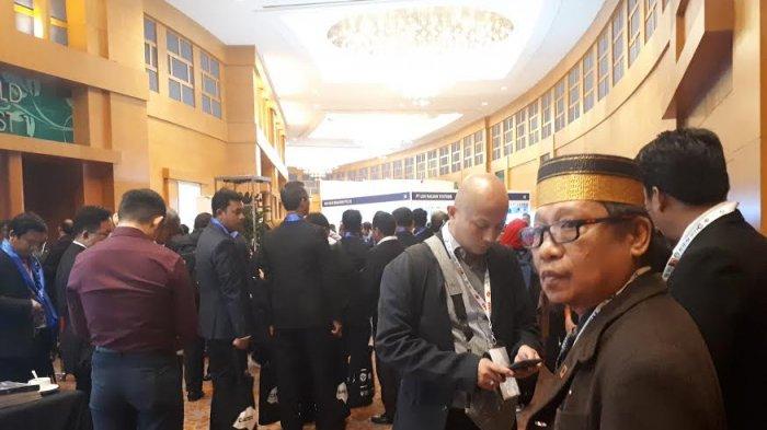 Pakai Songkok Recca, Peserta CAFEO Singapura dari FTI UMI Jadi ...