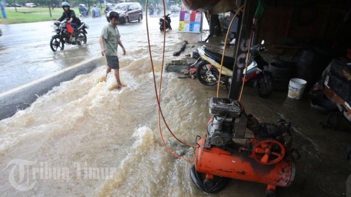 FOTO: Drainase Buruk, Air Meluap di Jl Sanrangan Makassar - Tribun-timur.com
