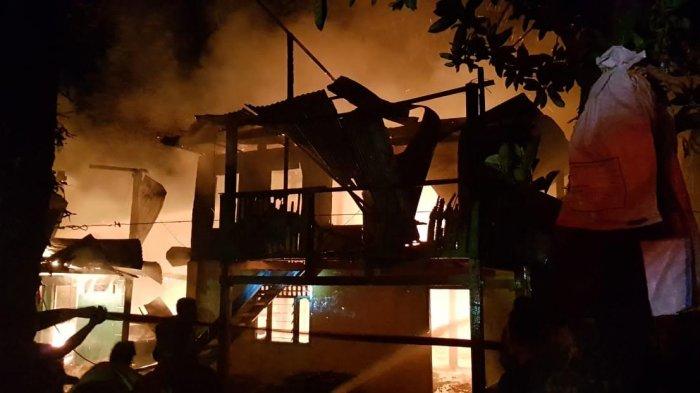 Dua Rumah Panggung Ludes Terbakar di Kampung Bone-bone Pangkep - Tribun-timur.com