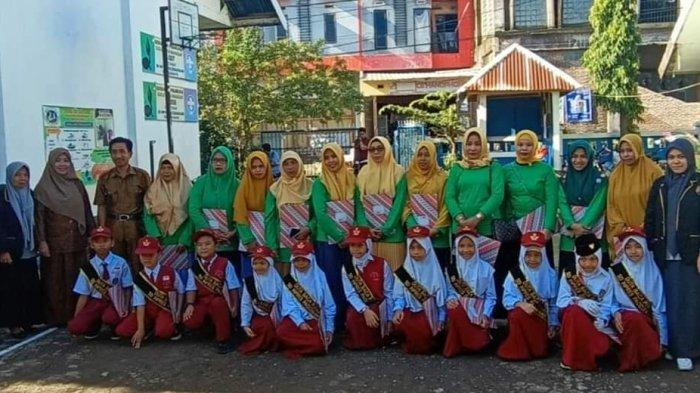 Di SD Inpres Paccerakkang, Duta Baca dan Bunda Baca Sepaket - Tribun ...