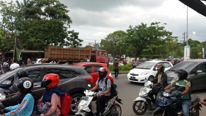 BREAKING NEWS: Jalan Perintis Depan Jl Bung Macet Parah, Ada Demo Mahasiswa - Tribun-timur.com