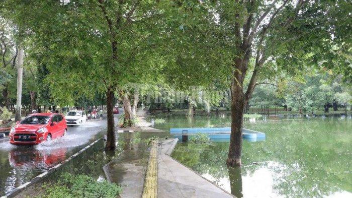 Foto Danau Unhas Meluap Mengakibatkan Genangan Air di Pintu Satu ...