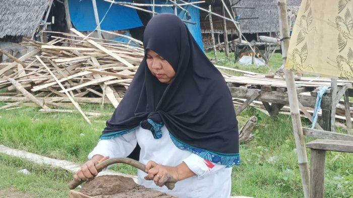 10 Tahun Bantu Suami Buat Batu Merah di Takalar, Daeng Pa'ja: Demi ...