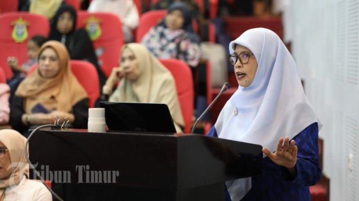 Fadiah Machmud Raih Gelar Doktor Dengan Predikat Cumlaude - Tribun ...