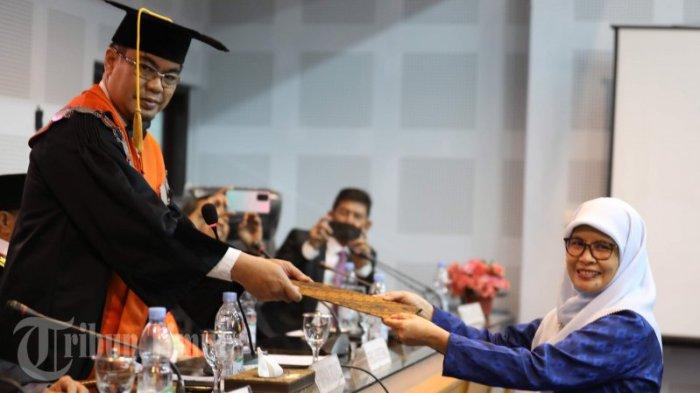Fadiah Machmud Raih Gelar Doktor Dengan Predikat Cumlaude - Tribun ...