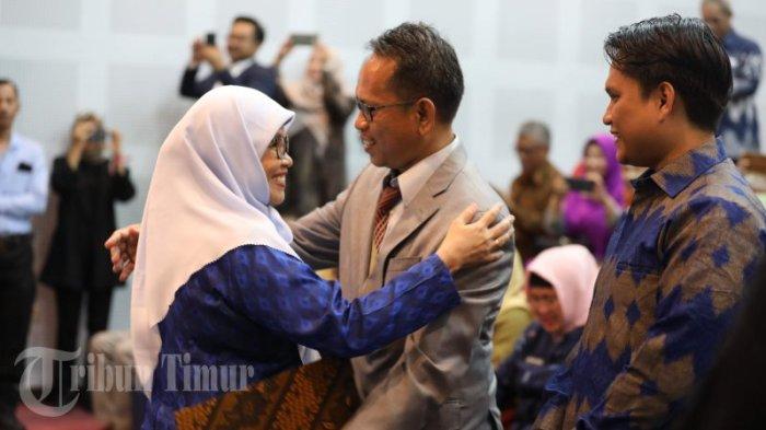 Fadiah Machmud Raih Gelar Doktor Dengan Predikat Cumlaude - Tribun ...