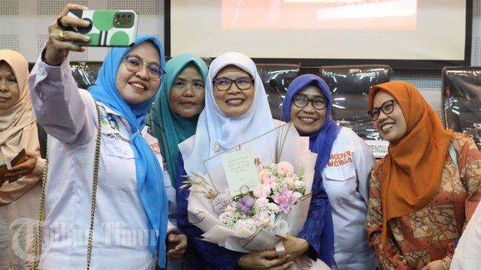 Fadiah Machmud Raih Gelar Doktor Dengan Predikat Cumlaude - Tribun ...
