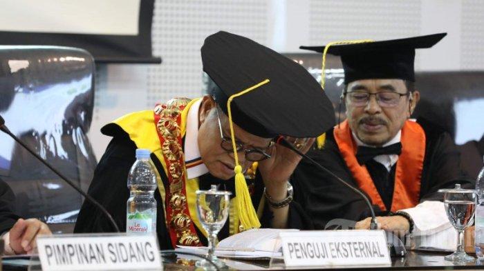 Fadiah Machmud Raih Gelar Doktor Dengan Predikat Cumlaude - Tribun ...