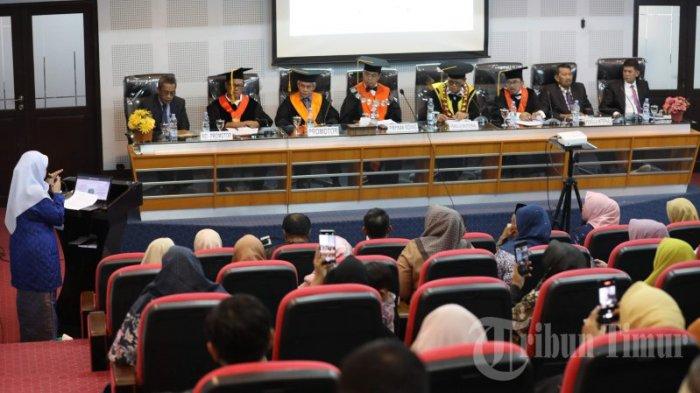 Fadiah Machmud Raih Gelar Doktor Dengan Predikat Cumlaude - Tribun ...