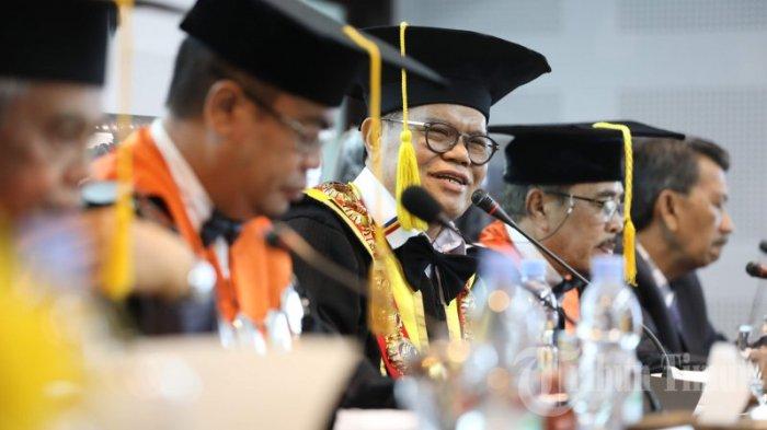 Fadiah Machmud Raih Gelar Doktor Dengan Predikat Cumlaude - Tribun ...