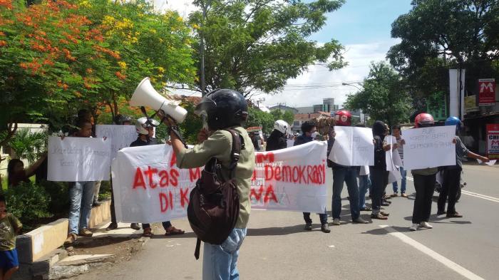 Sidang Fadli Diwarnai Aksi Solidaritas Mahasiswa - Tribun-timur.com