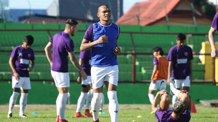 Robert: Ferdinand Sempat Sentuh Bola - Tribun-timur.com