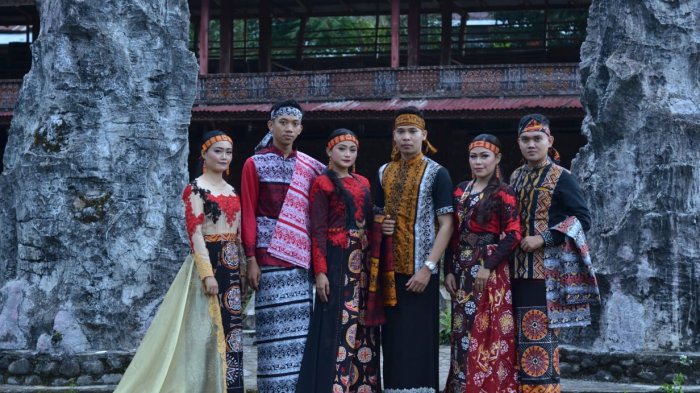 Desainer Muda dan Cantik Ini Pamer Hasil Rancangannya di Festival ...