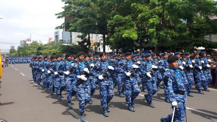 Begini Meriahnya Parade Defile HUT ke 72 TNI di Makassar, Lihat Foto ...