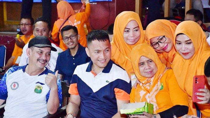 Emak-emak Rebutan Selfie dengan FKJ di Pembukaan Turnamen Bulu Tangkis ...