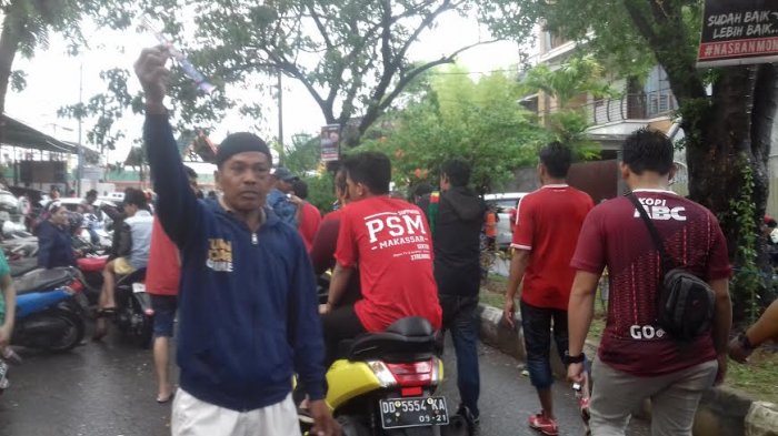Hujan Reda, Fans PSM Serbu Stadion Matoanging - Tribun-timur.com