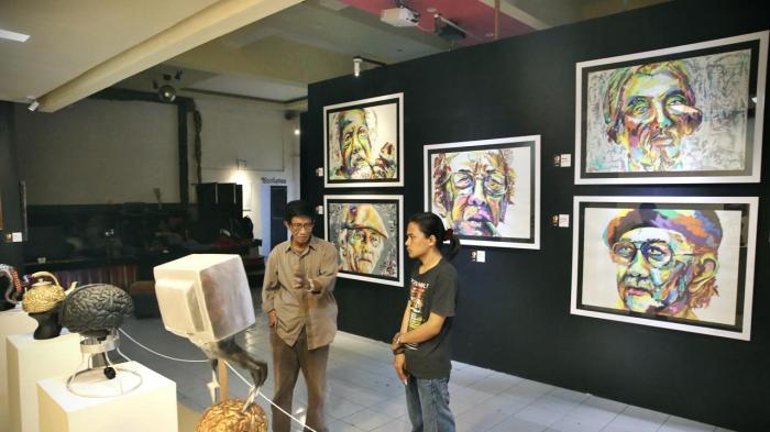 FOTO: 10 Mahasiswa FSD UNM Gelar Pameran Seni Rupa - Tribun-timur.com