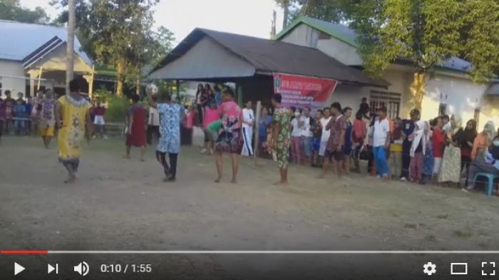 VIDEO: Begini Serunya Futsal Pakai Daster Ala Bapak-bapak Takalar ...