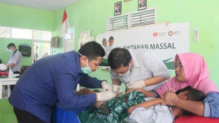 54 Anak Pulau Balang Lompo Pangkep Disunat Gratis - Tribun-timur.com