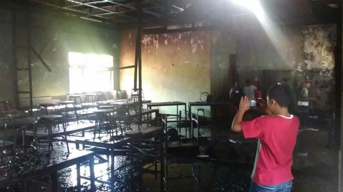 Gedung Laboratorium SMPN 2 Pattalasang yang Dilalap Api - Tribun-timur.com