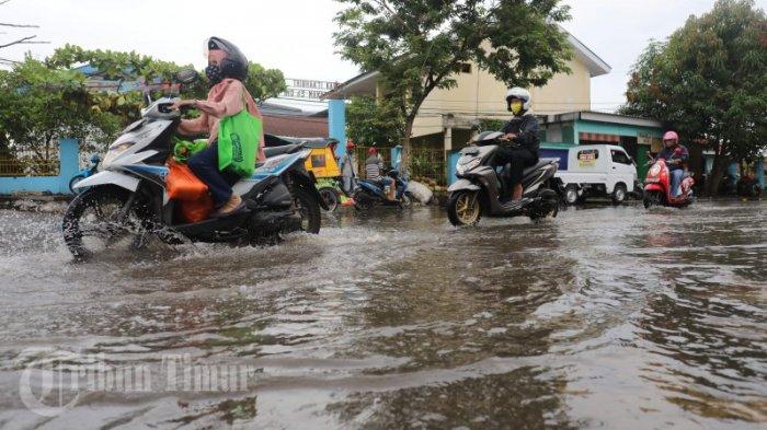 FOTO: Drainase Tersumbat, Jalan Minasaupa Banjir - Tribun-timur.com