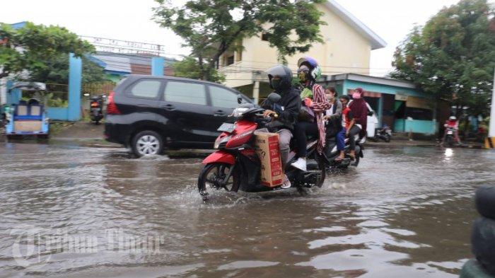 FOTO: Drainase Tersumbat, Jalan Minasaupa Banjir - Tribun-timur.com