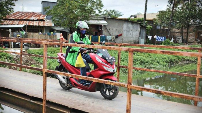 Foto Perjuangan Mitra Driver Gojek Antar Orderan GoFood - Tribun-timur.com